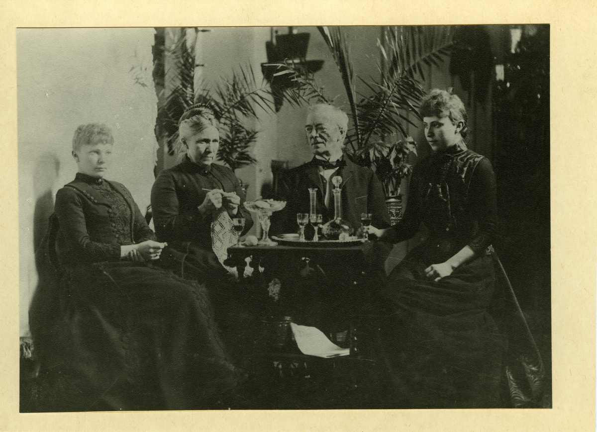 Fredrikstad. Gruppebilde. Fra venstre: Lilli Bing (gift med Christian ...