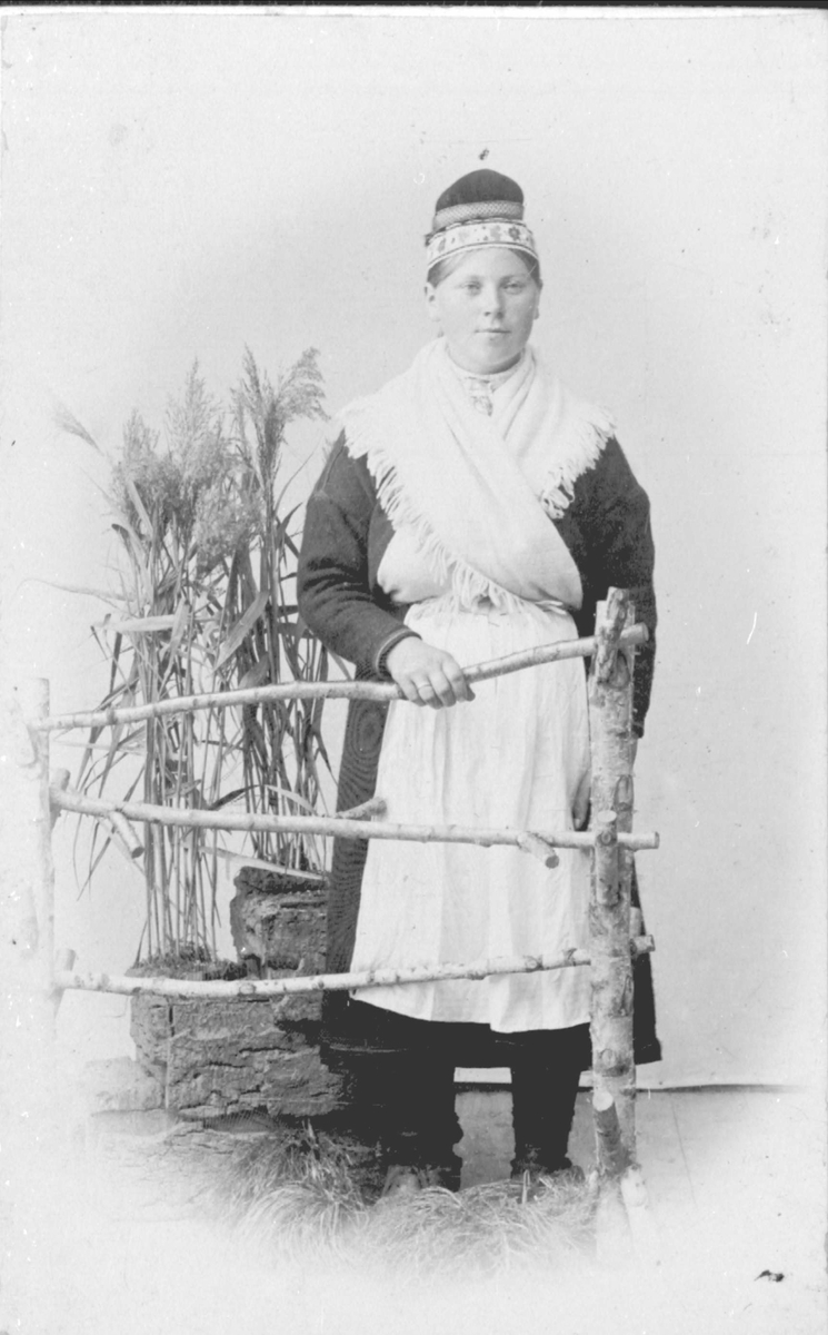 Studioportrett av kvinne i helfigur med samisk drakt. - Sør-Troms ...