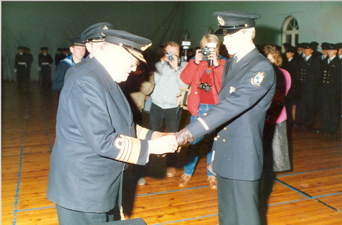 Enkeltbilde. Utdeling av "Kongens ur" ved Sjømilitære korps 1985 ved H.M. Kong Olav V ...