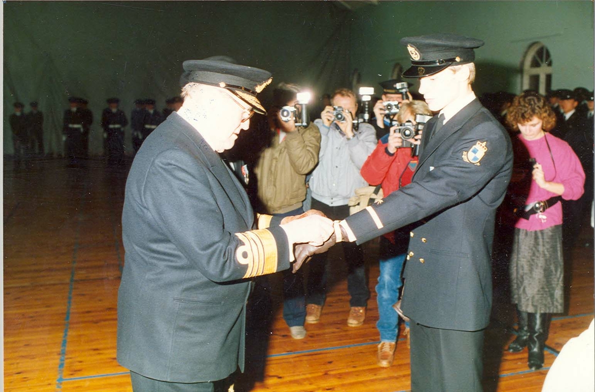 Enkeltbilde. Utdeling av "Kongens ur" ved Sjømilitære korps 1985 ved H.M. Kong Olav V ...