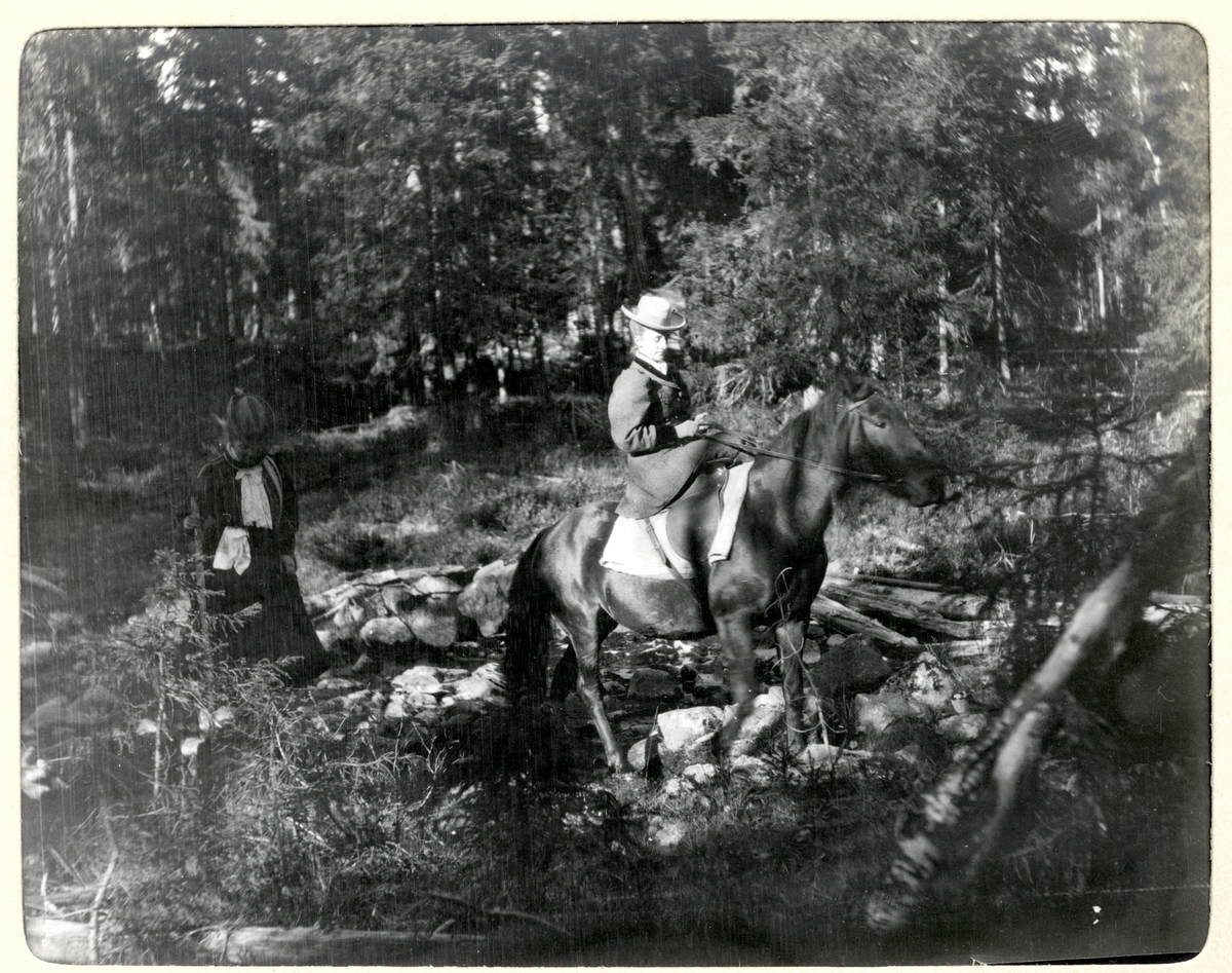 Tekst fra album: Over Slaatmyrbakken. - Bogstad Gård / DigitaltMuseum