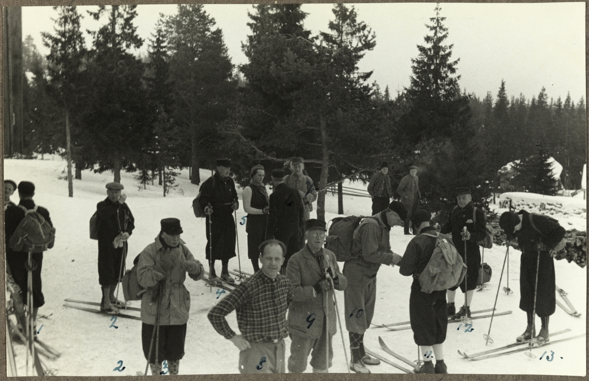 Medlemmer av skiklubben Fram gjør seg klar til å starte fra Løvlia i ...