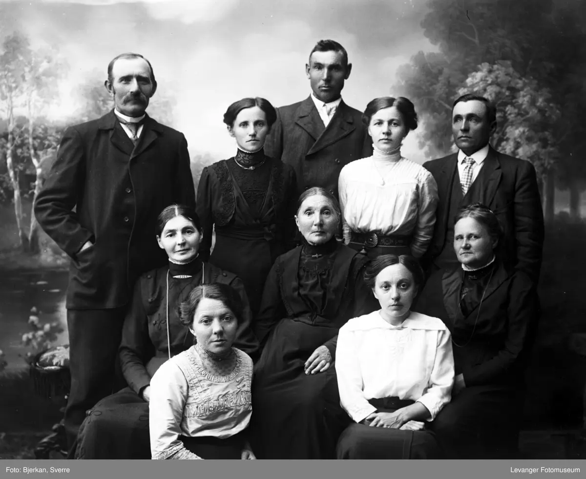 Gruppebilde av Maren Anna Vold og sju av hennes barn - Levanger ...