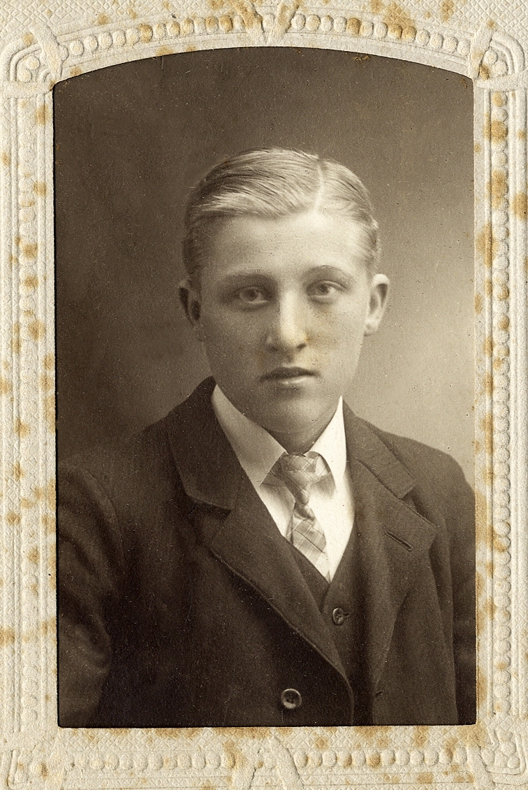 En ung man i kostym med väst och slips. Bröstbild, halvprofil ...