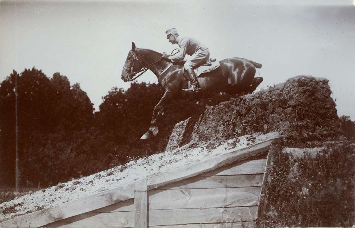 Text i fotoalbum: "Beck-Friis på "Missan". - Armémuseum / DigitaltMuseum