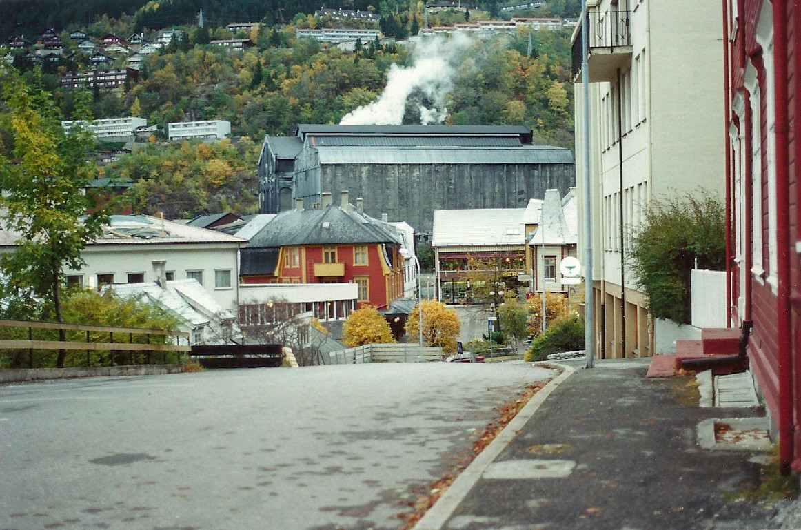 Del av Odda sentrum sett frå Naftabakken, Bakkegata. Cyanamidesilo 1 og ...