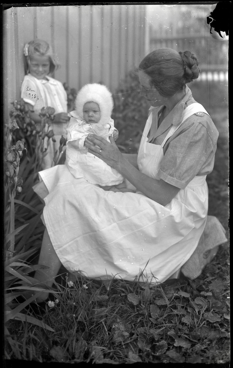 Mor med sina barn - Västergötlands museum / DigitaltMuseum