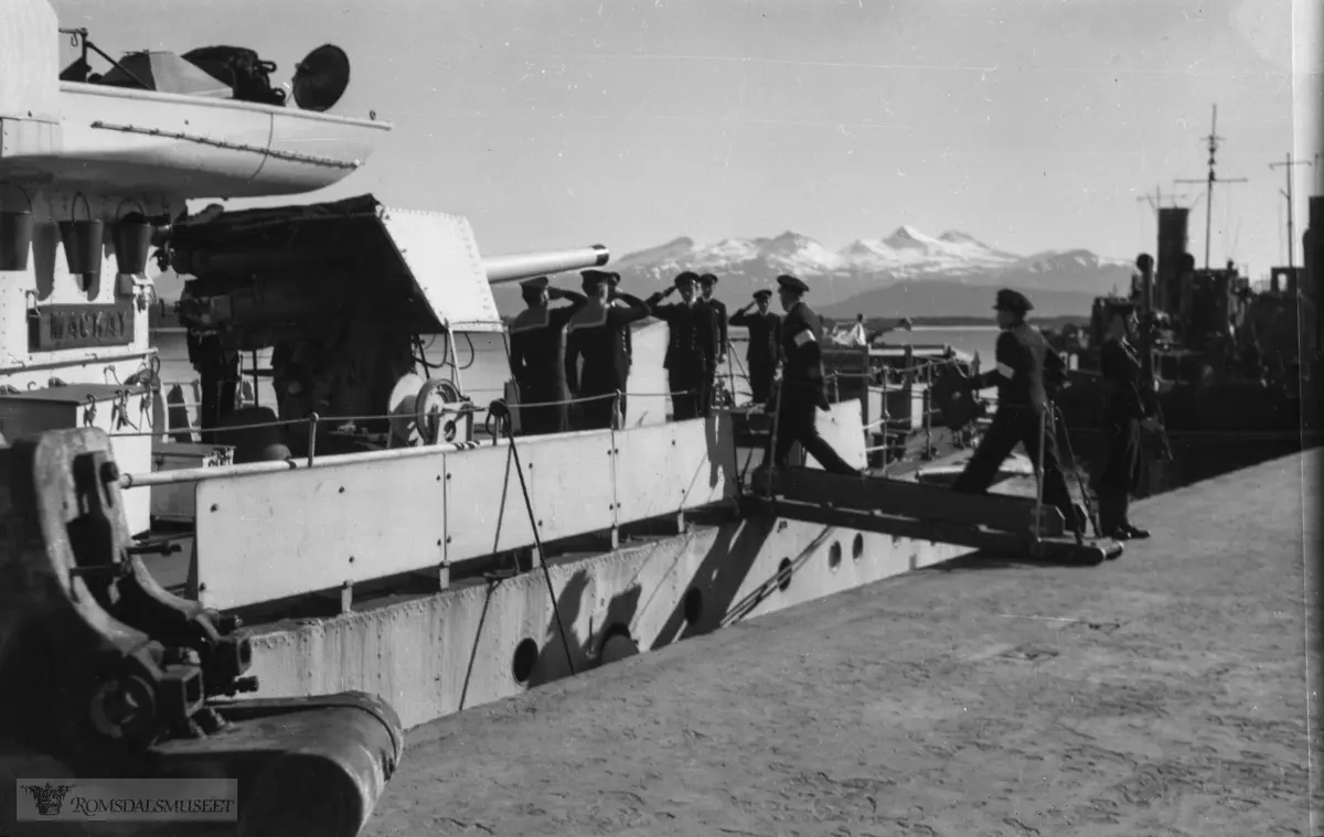 Fra Molde Havn den 20.mai 1945. .HMS Mackay (I70)(D70) ligger ved ...