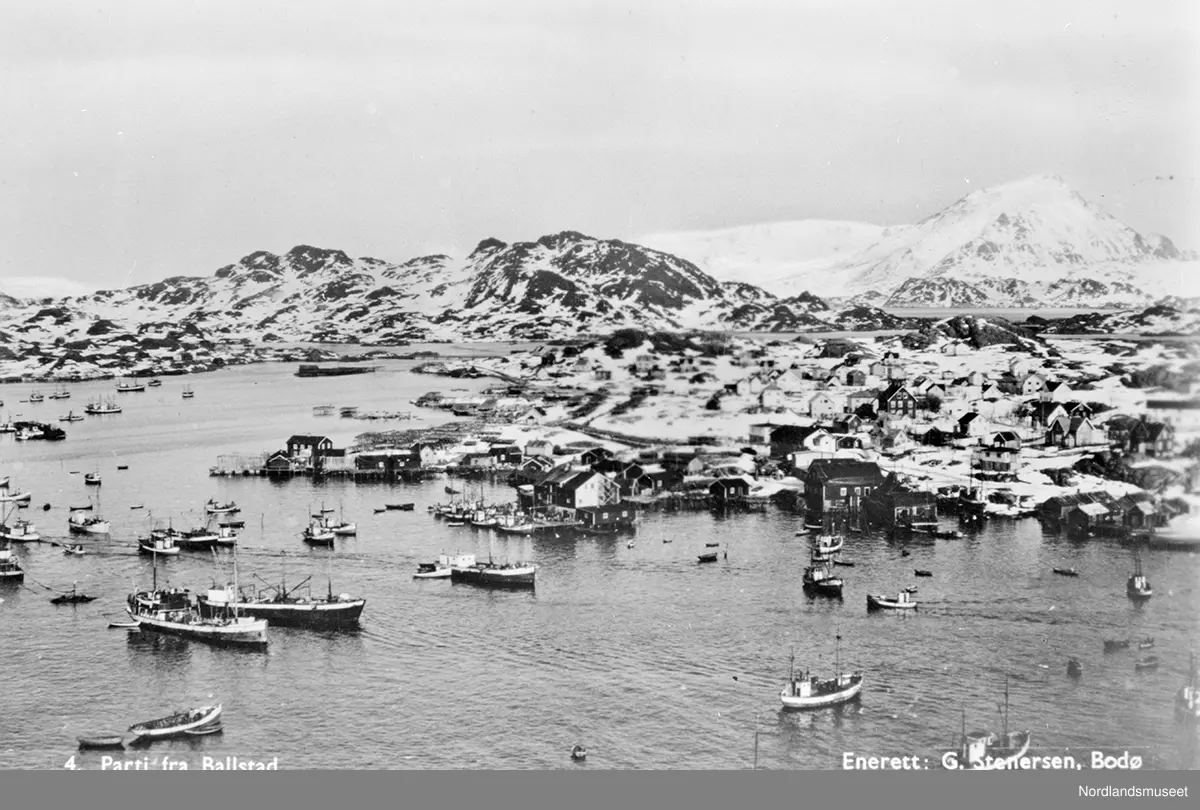 Ballstad. Flyfoto, fiskebåter, små og større. Kaianlegg og bygninger ...