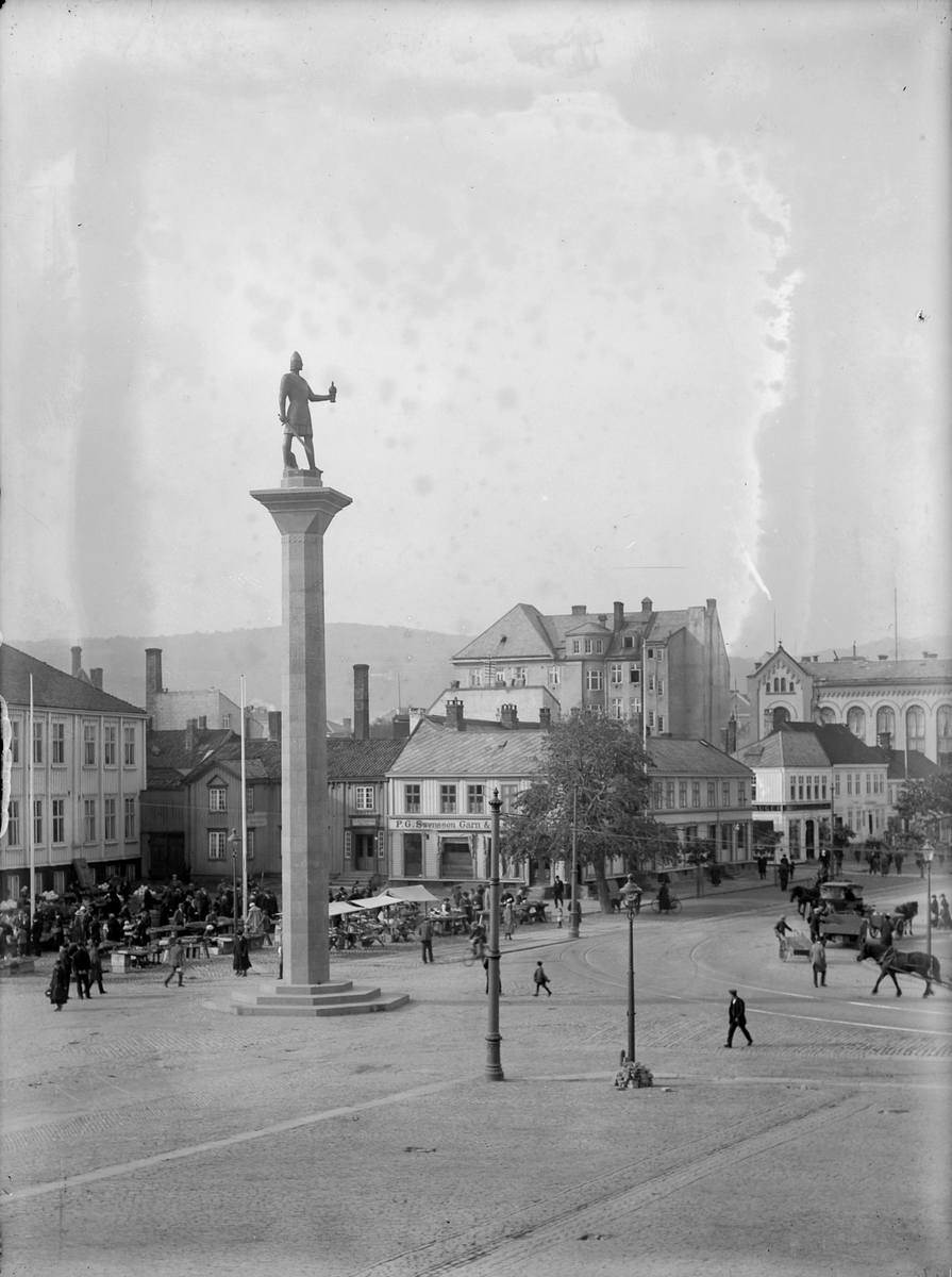 Olav Tryggvason-statuen på Torget i Trondheim - Sverresborg Trøndelag ...