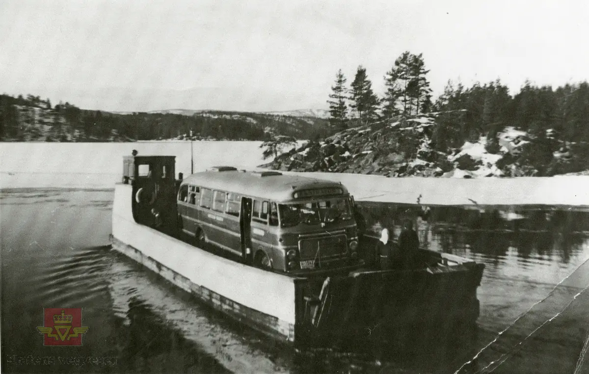 Buss ombord på Vefallsund II bilferje som ble bygd av ferjemannen Karl ...