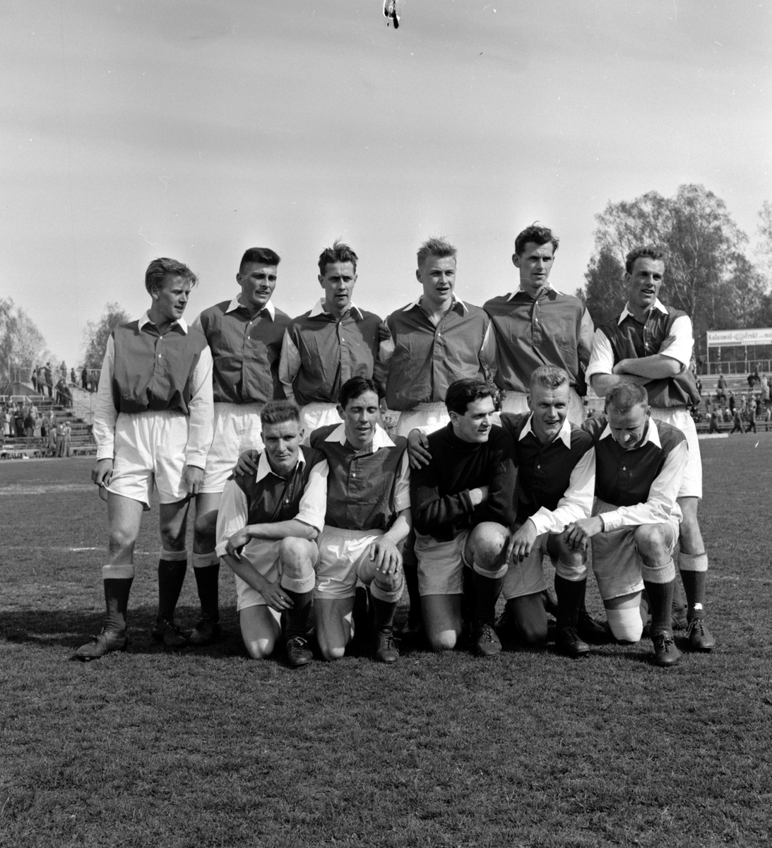 Sandvikens IF:s fotbollslag 1957. Lagbild. - Arkiv Gävleborg ...