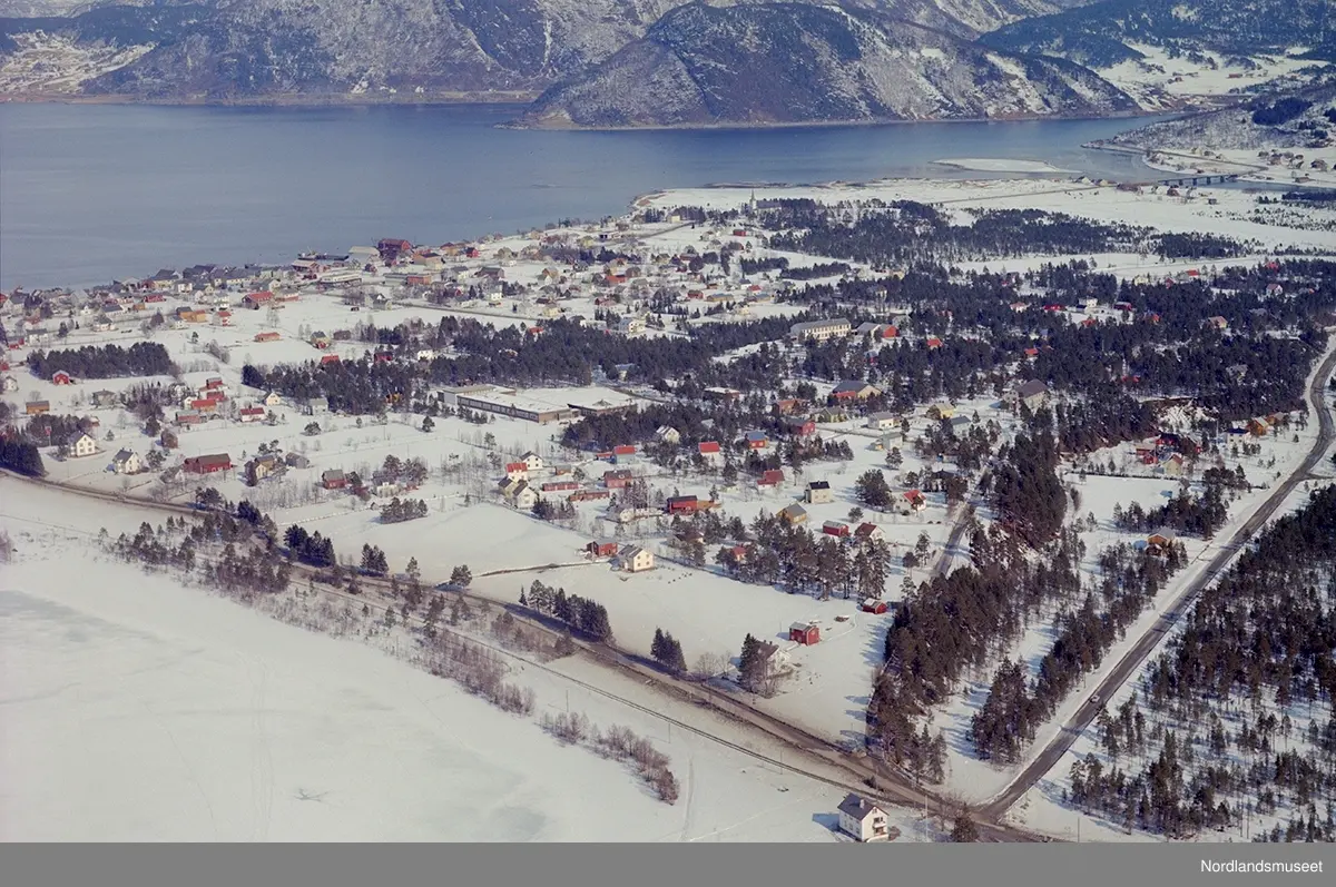 Widerøes flyfoto - skråfoto, farge - over Rognan i østlig retning mot ...