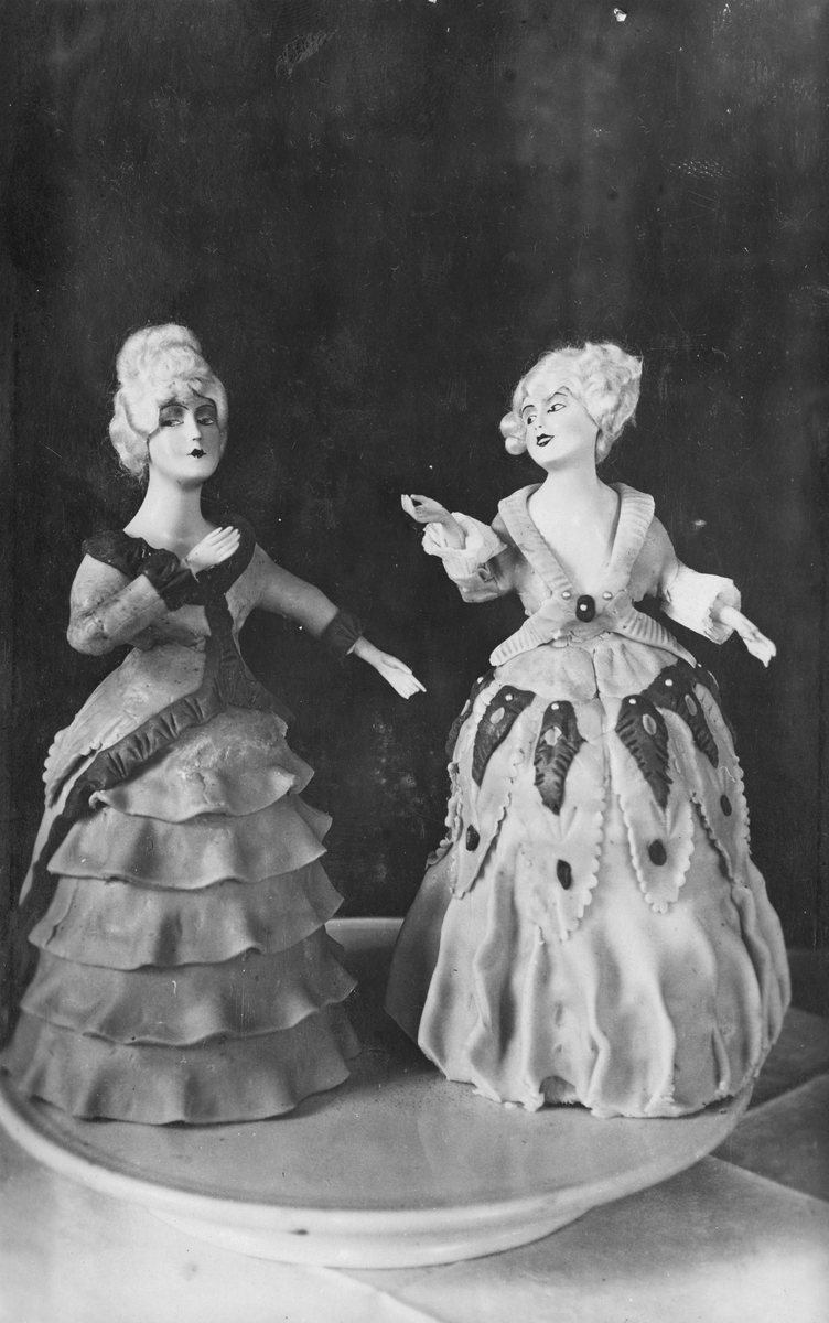 Två porslinsdockor. - Borås Stadsarkiv / DigitaltMuseum