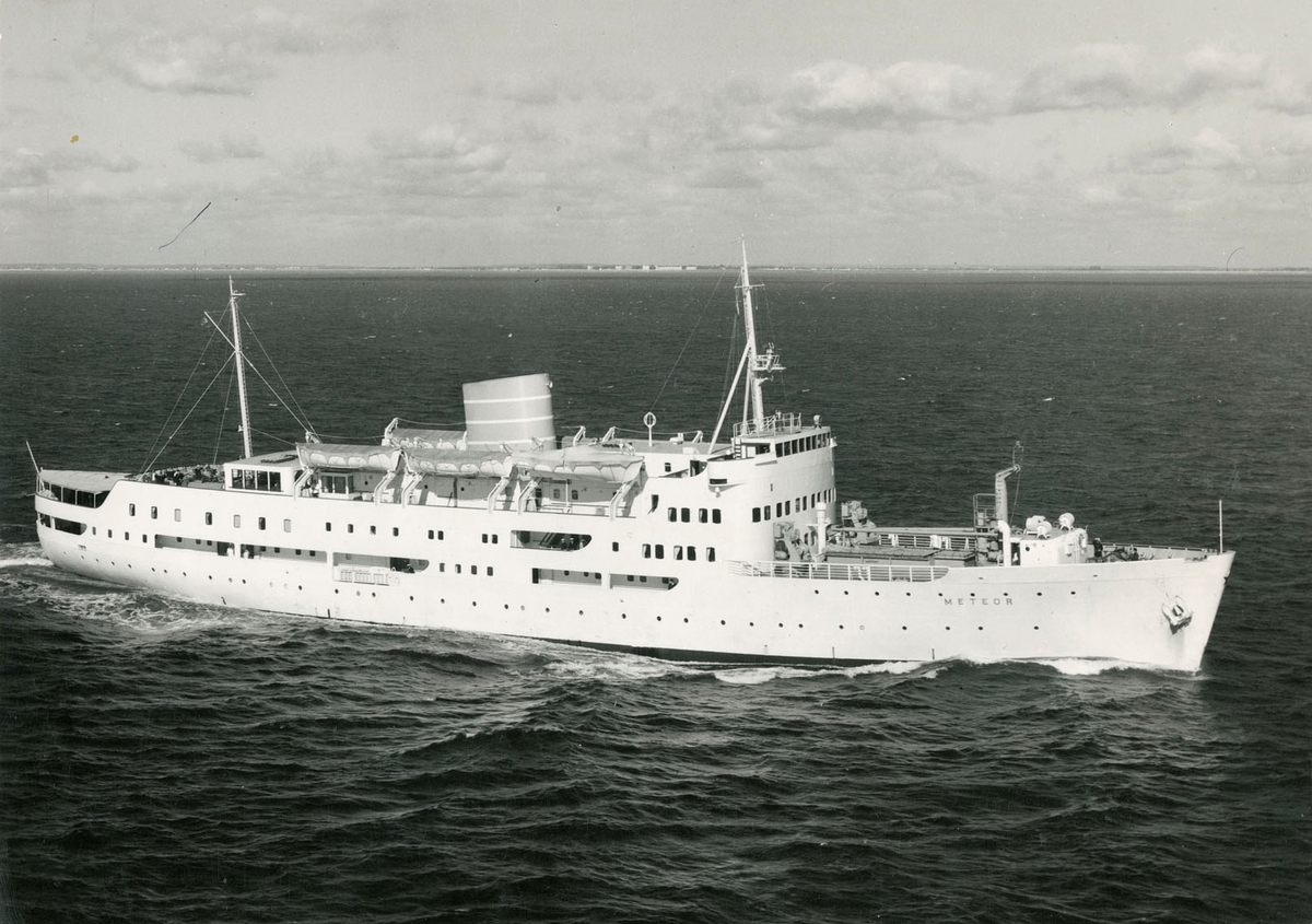 MS METEOR (1955) i fart. - Bergens Sjøfartsmuseum / DigitaltMuseum
