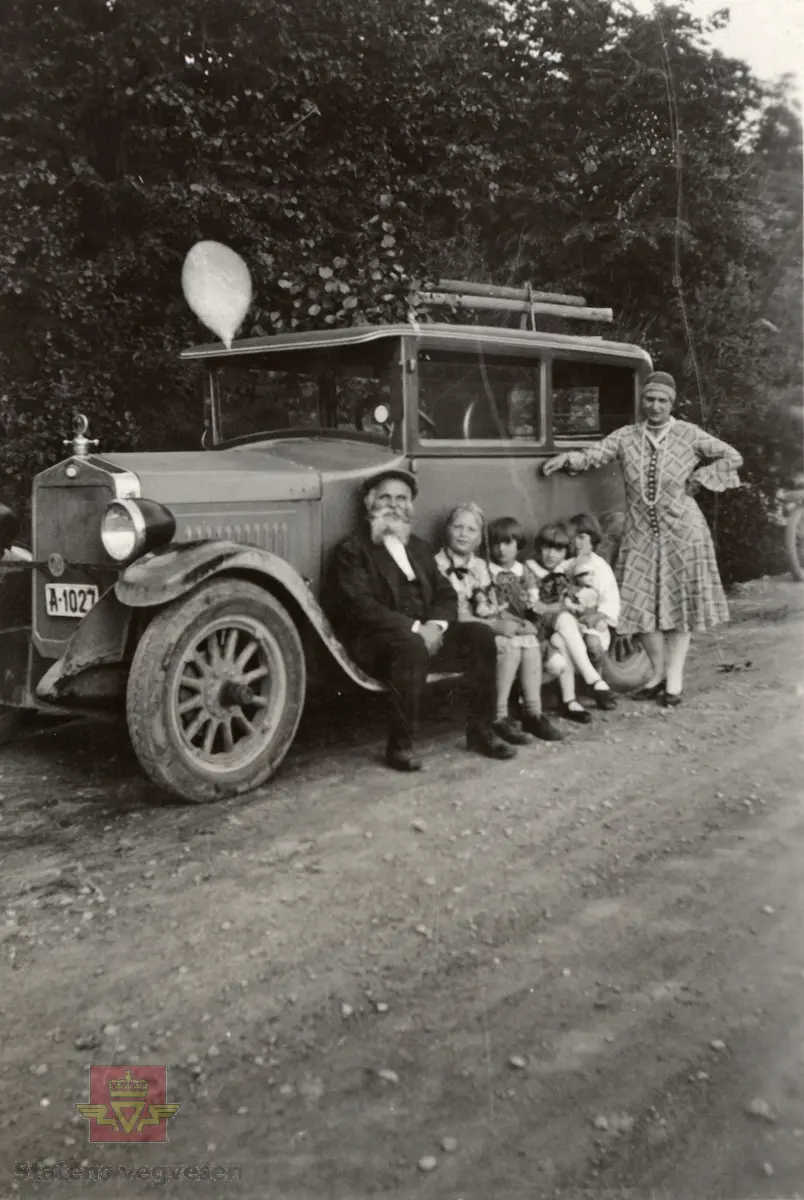På tur med norsk Geijer bil 1930 modell - Norsk vegmuseum / DigitaltMuseum