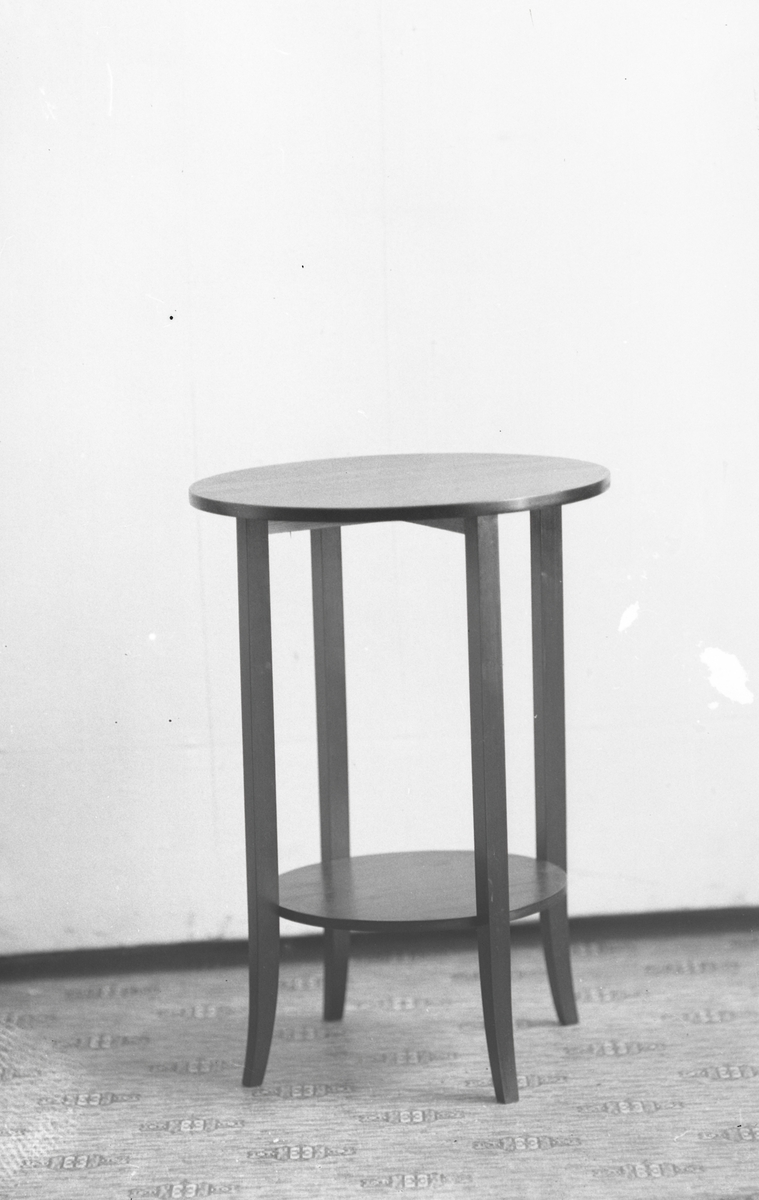 Bord, lite og rundt - Mjøsmuseet / DigitaltMuseum