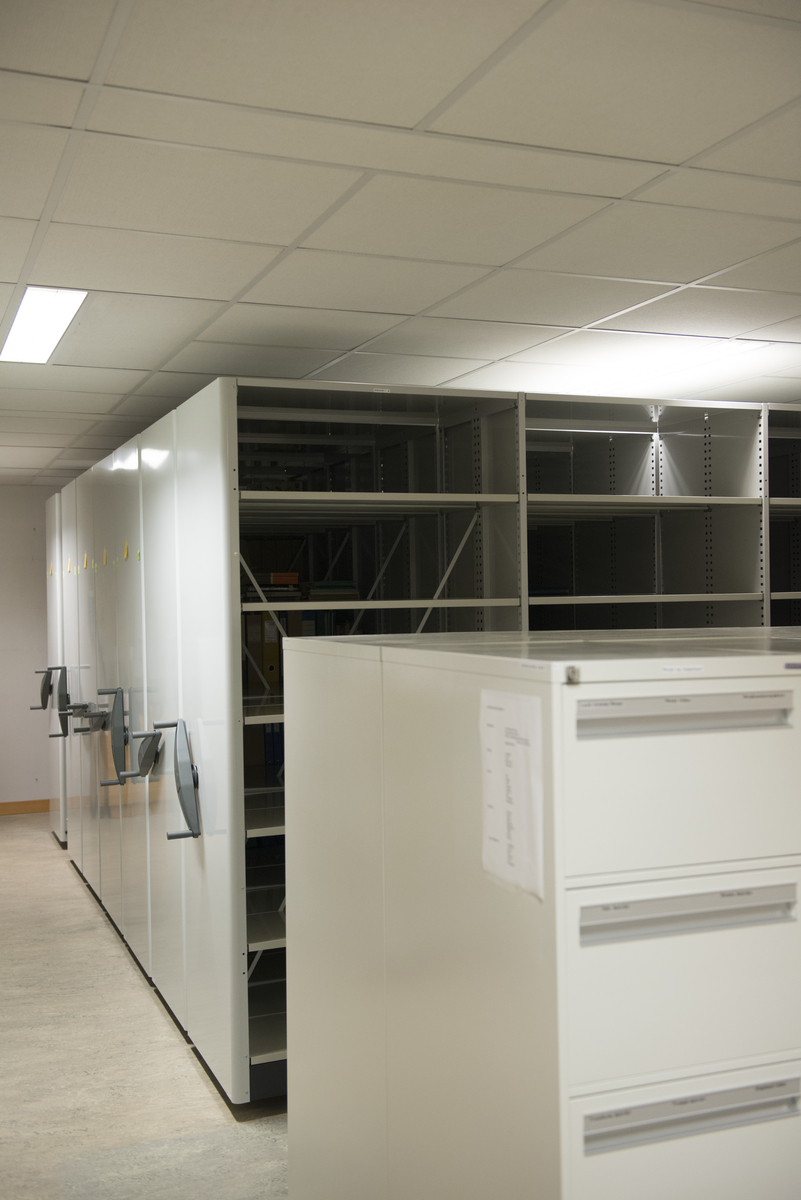 Nye arkivskap og reoler i topografisk arkiv. - Arkeologisk museum ...