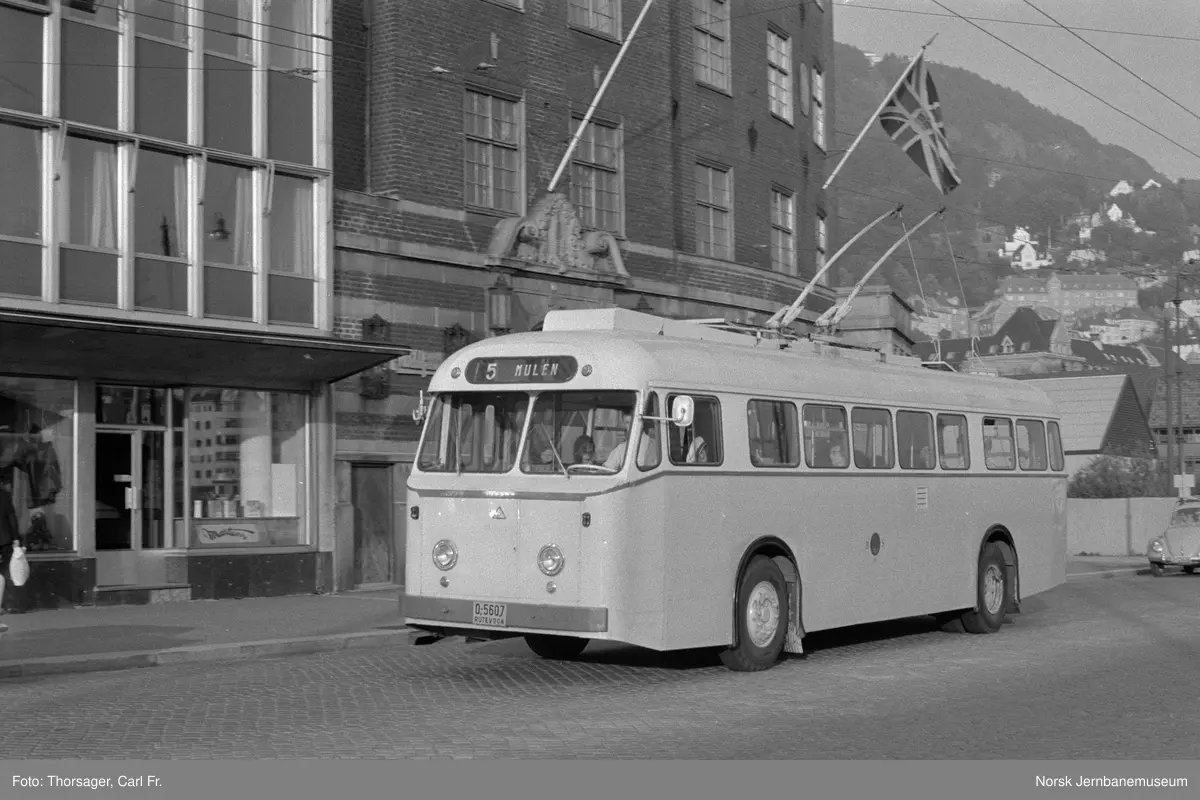 Trolleybuss med kjennemerke O-5607 i rute 5 til Mulen i Bergen - Norsk ...