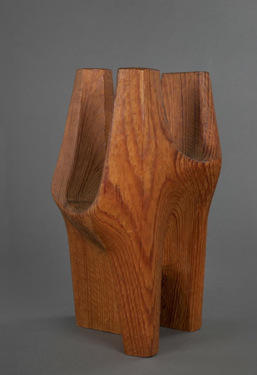 Nonnene danser [Treskulptur] - Trondheim kunstmuseum / DigitaltMuseum