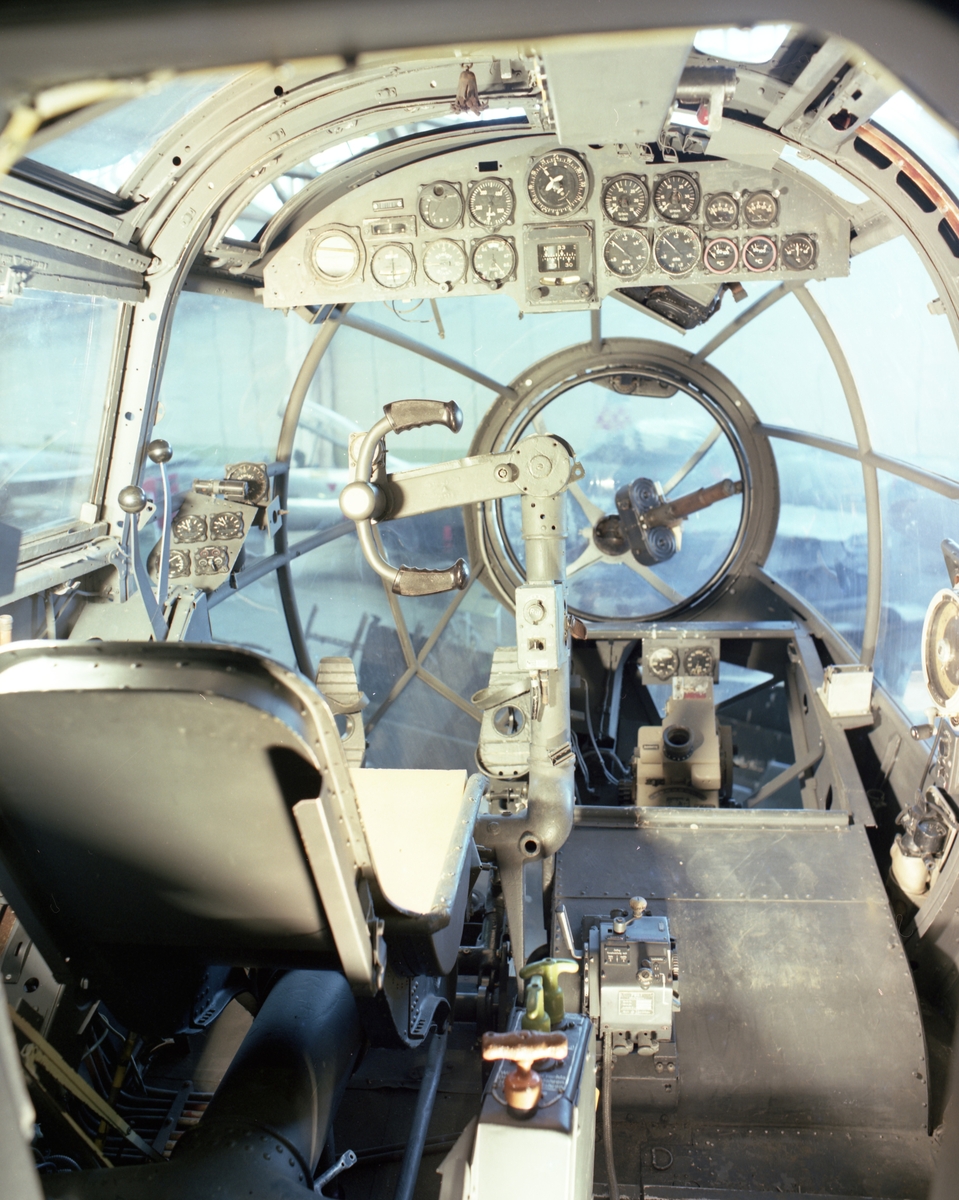 Cockpit Heinkel He 111P-2 5J+CN. - Forsvarets museer / DigitaltMuseum