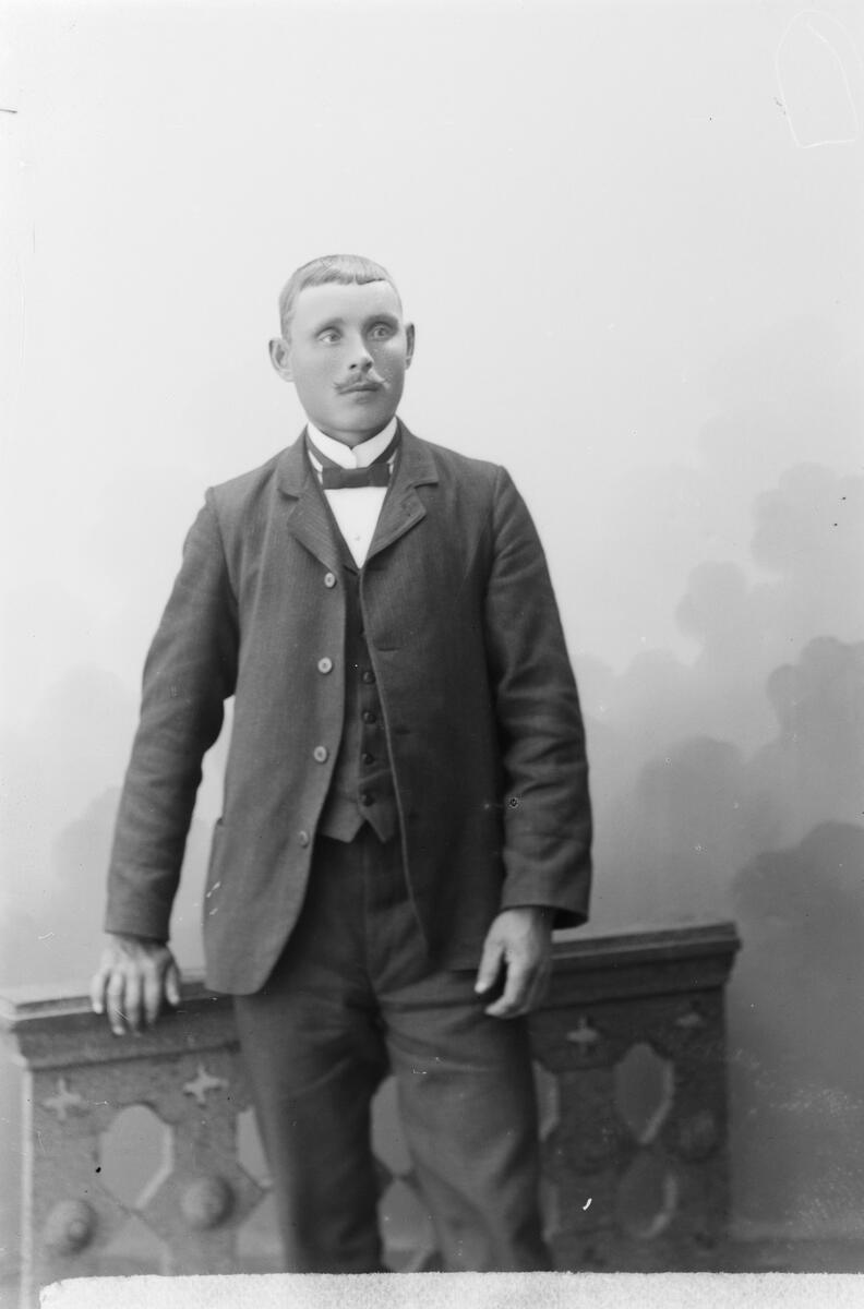 K A Lindgren; Ingår i porträttsamlingen från Knut Wallins ateljé ...