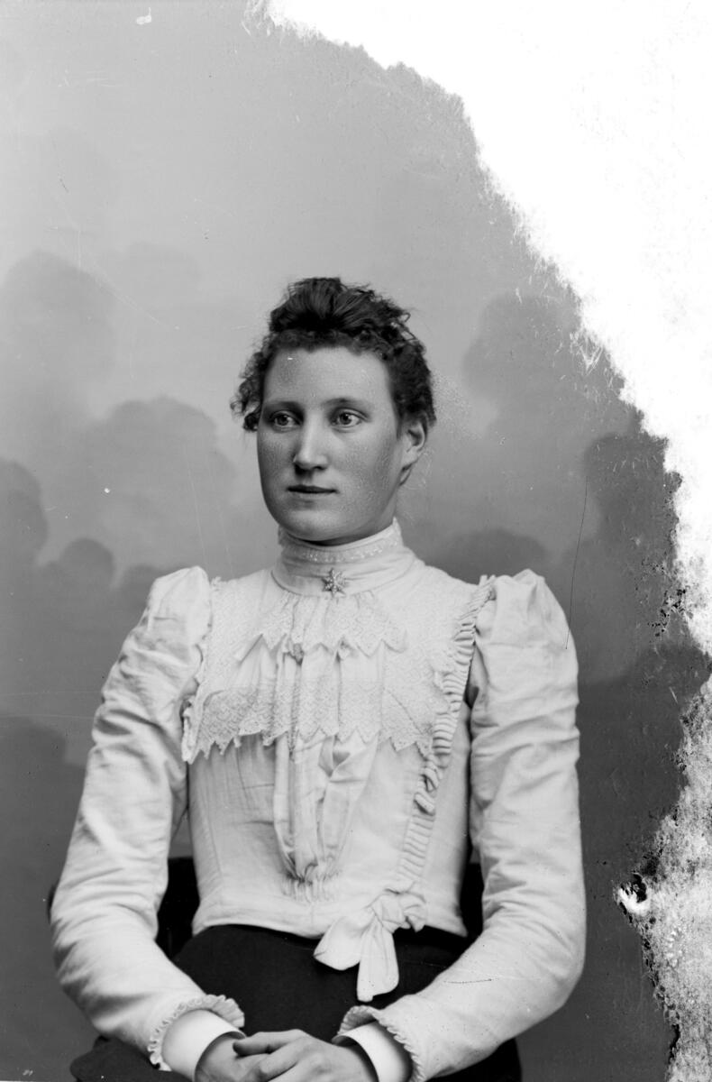 Anna Bostedt; Ingår i porträttsamlingen från Knut Wallins ateljé ...