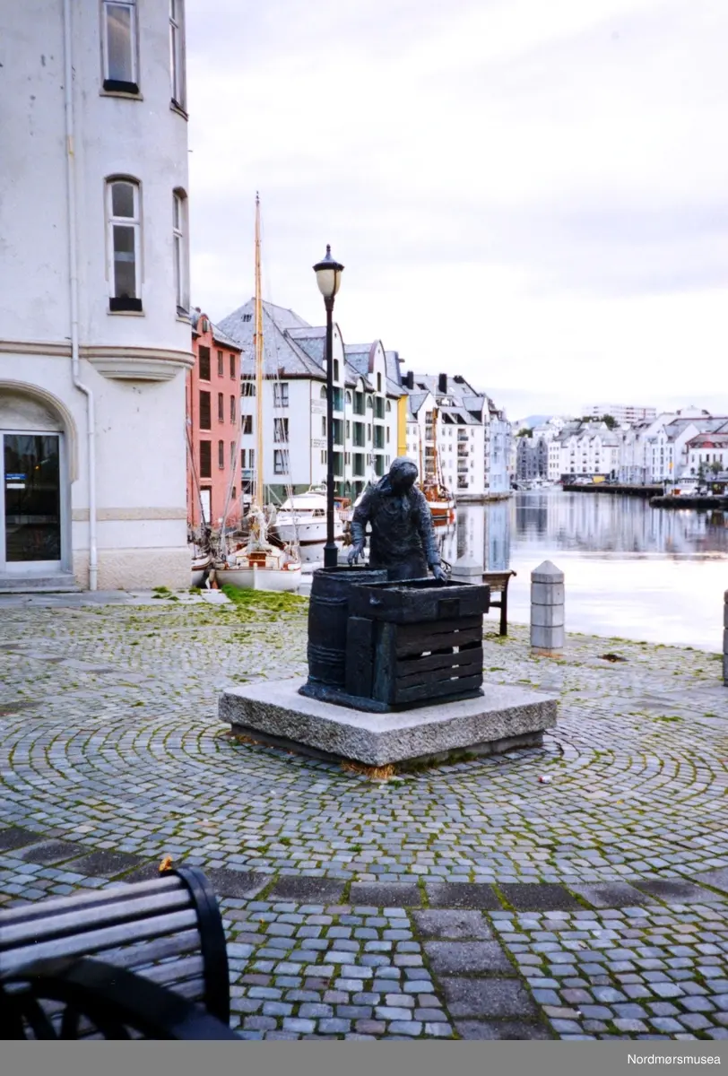 Silda saltes, skulptur. Til ære for alle konene som arbeidet med ...