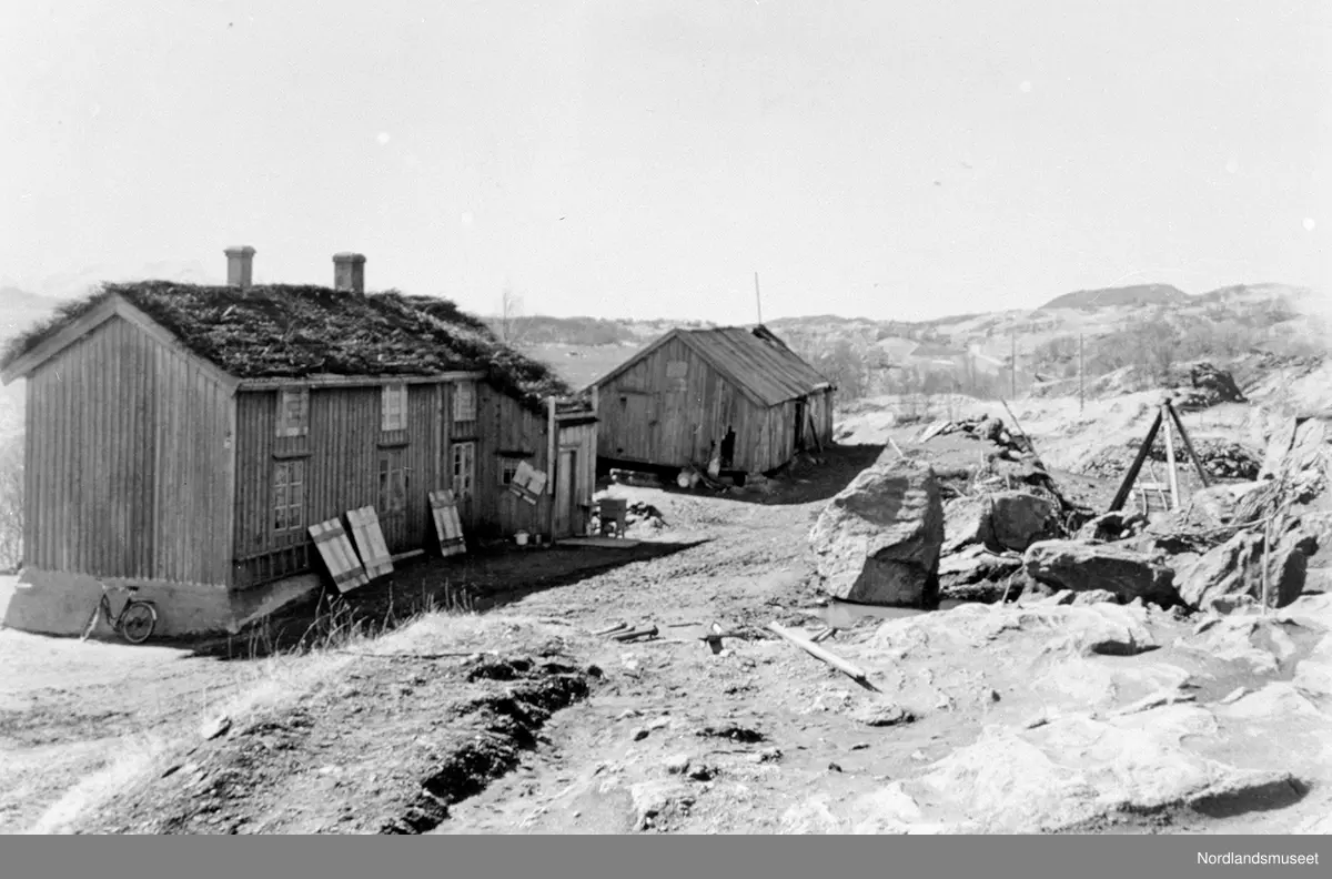 Karl Larsens stue i Kvalvåg. Bygning med stående panel, smårutede ...