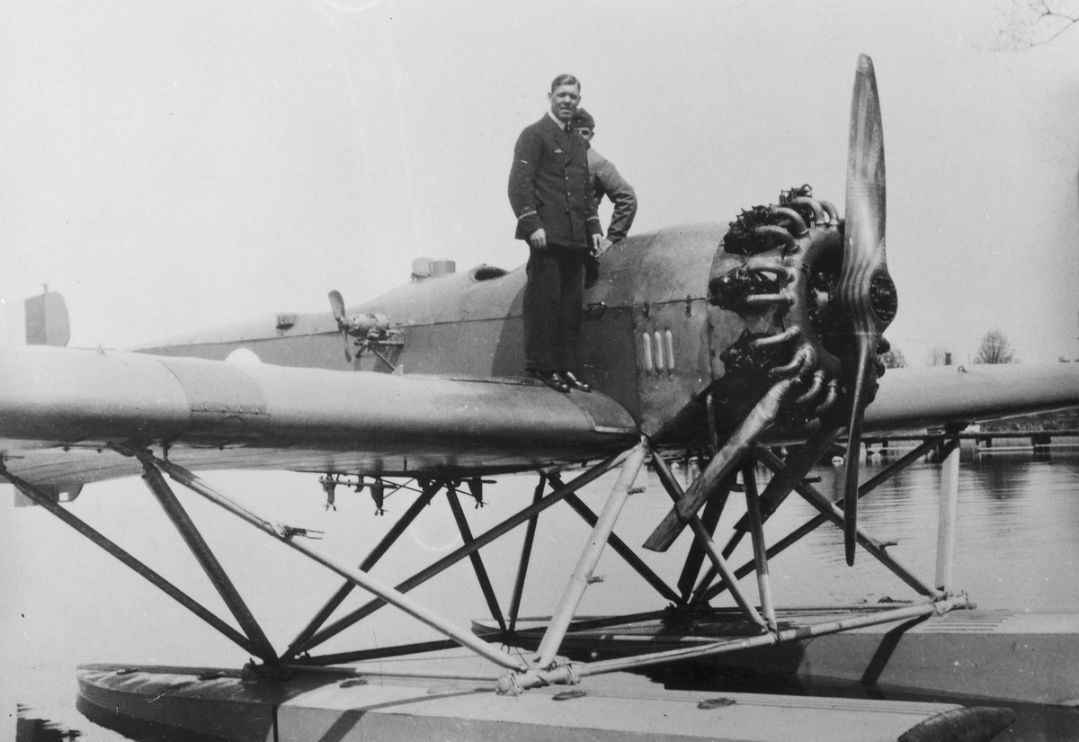 Flygplan S 5, Heinkel He 5 Hansa på vatten. Med generator för ...