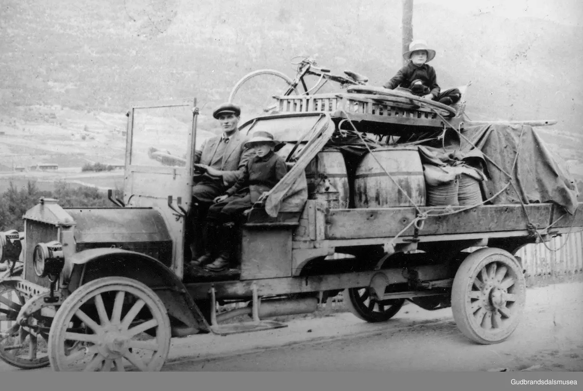 Sjåfør Pål Gran i lastebil utafor Vigstad - Gudbrandsdalsmusea ...