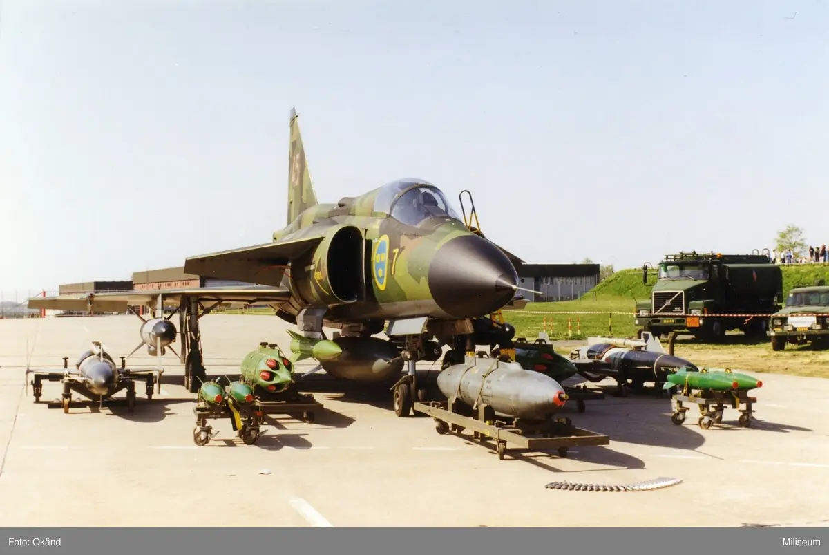 Flygplan AJ 37 "Viggen" I bakgrunden, tankbil Volvo N 10 och ...