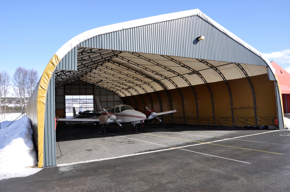 Rørosfly AS sin hangar med et to-motors propellfly. - Norsk ...