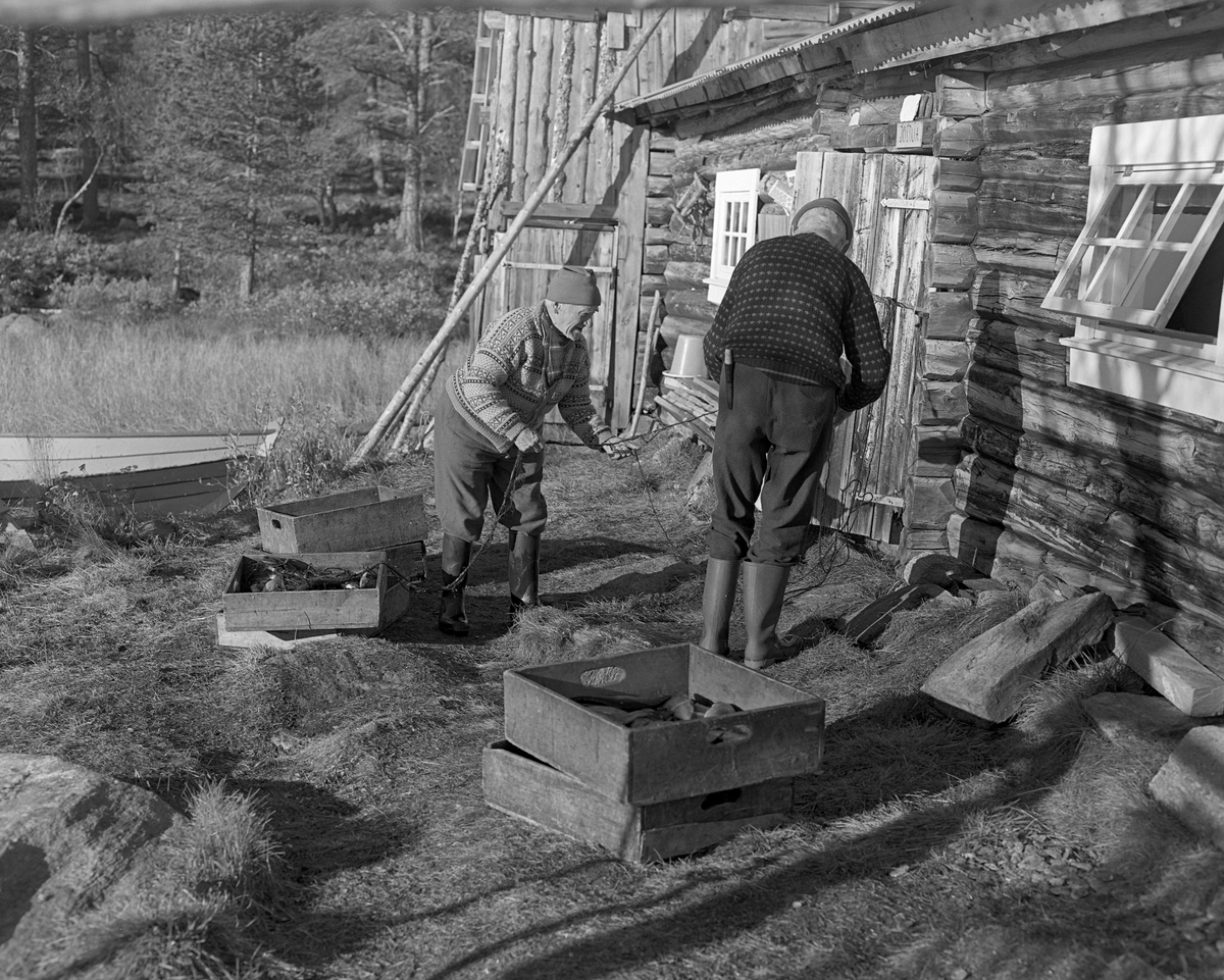 Joseph Bakken (1898-1989) og Jo Bakken (1904-1978) greier garn som ble ...