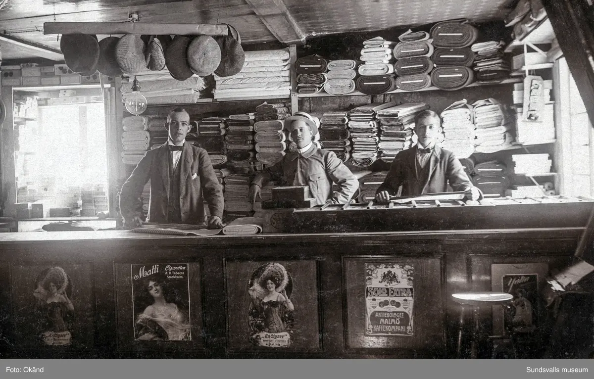 Interiörbild från Verner Lindstrands affär i Fränsta. Bakom disken står ...