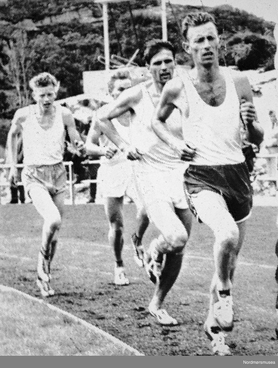 Tore Gjerstad. Baneløp friidrett, fire utøvere. Fotoet er speilvendt ...