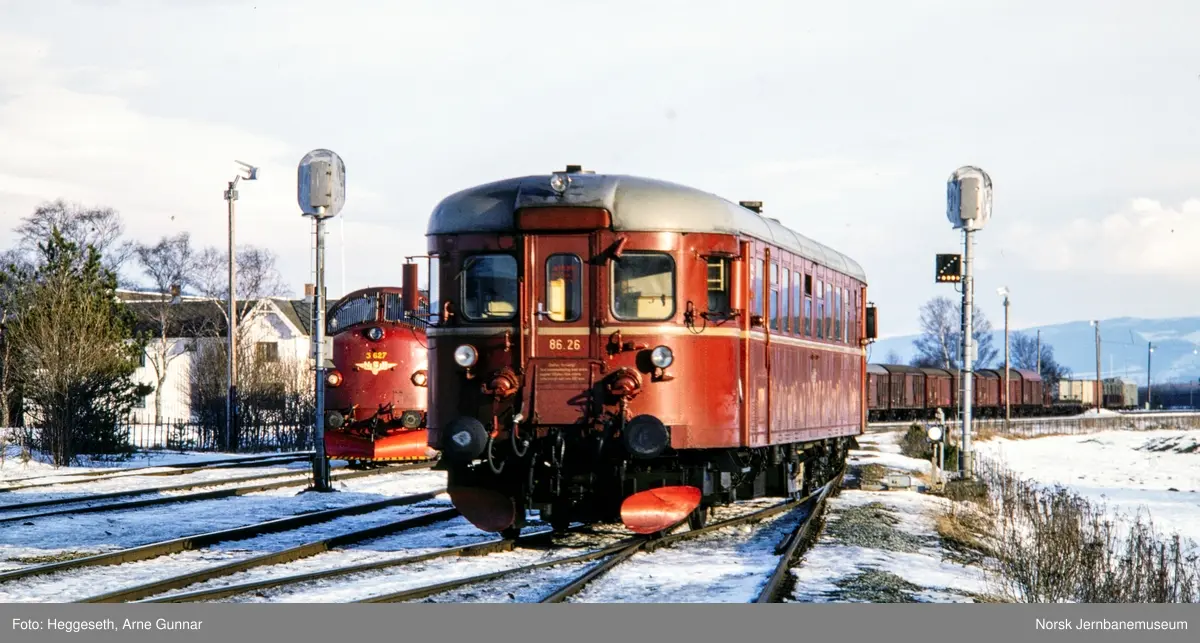 Dieselmotorvogn BM 86 26 på Hell stasjon. I bakgrunnen diesellokomotiv ...