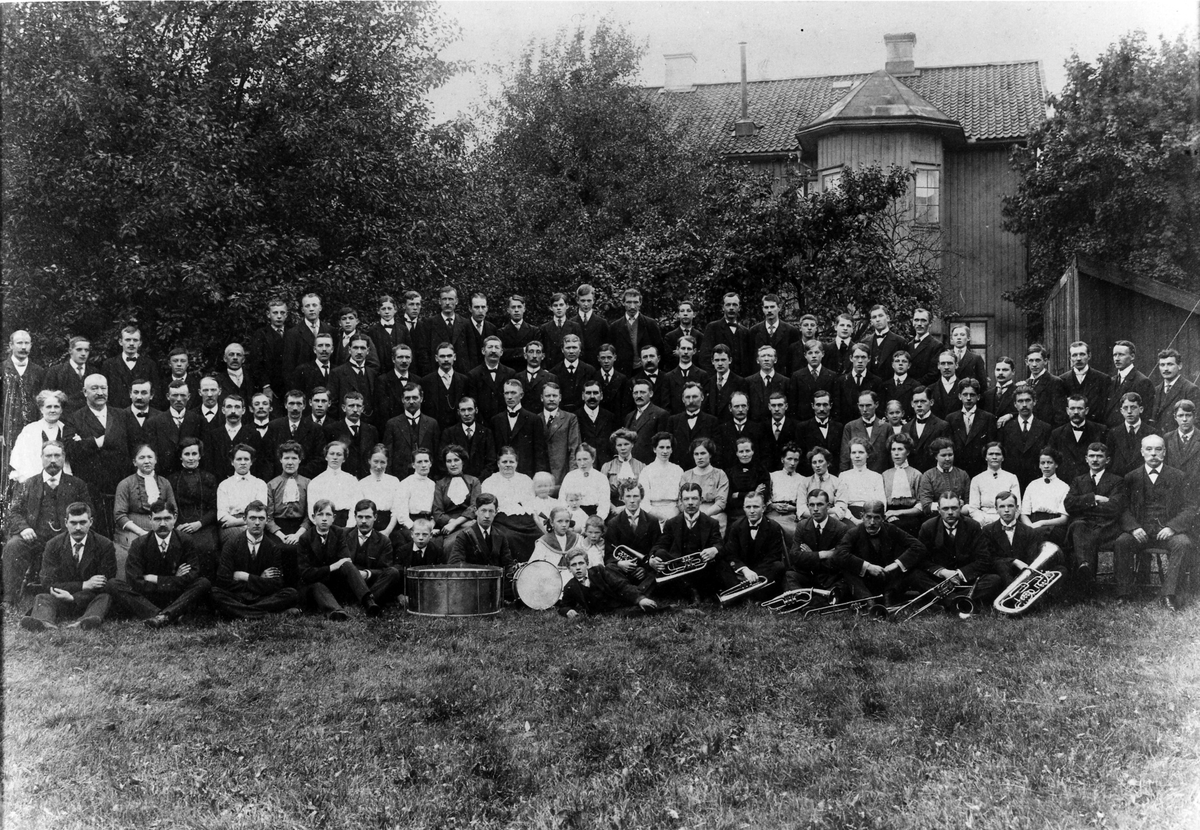 Anställda på Alingsås Verkstäder samt deras familjer och musikkåren ...