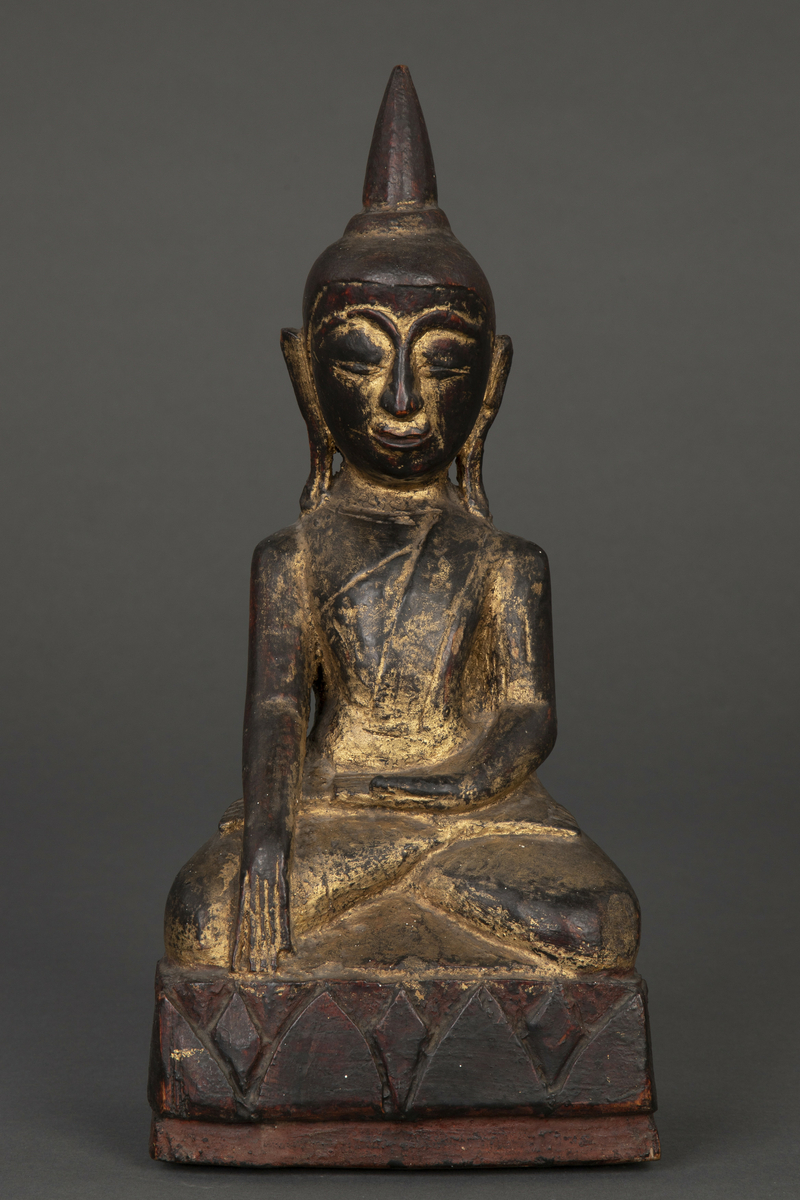 Buddha-figur [Treskulptur] - Trondheim kunstmuseum / DigitaltMuseum