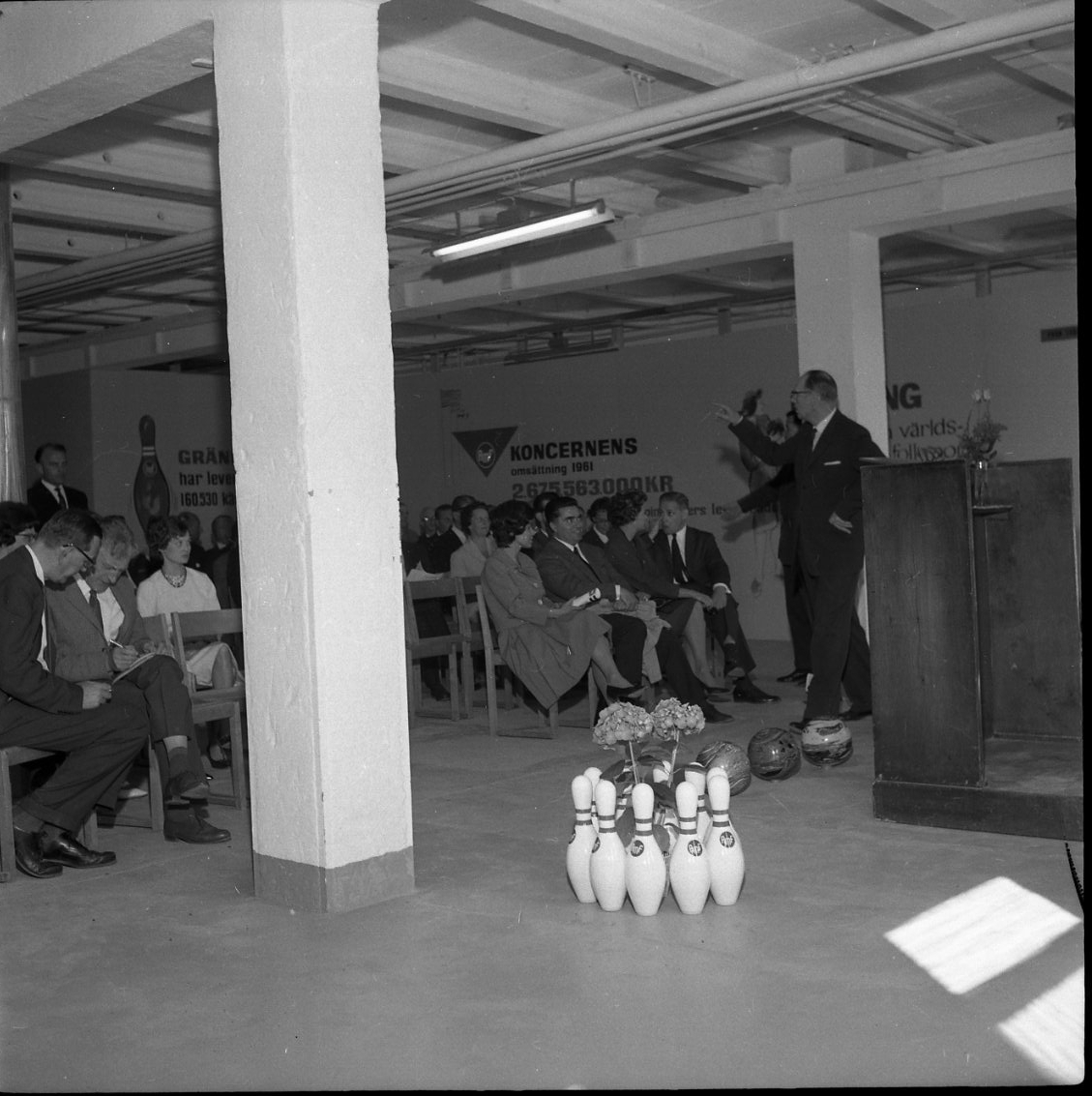 AMB Bowling i Gränna håller möte i en vitkalkad lokal med vita pelare ...