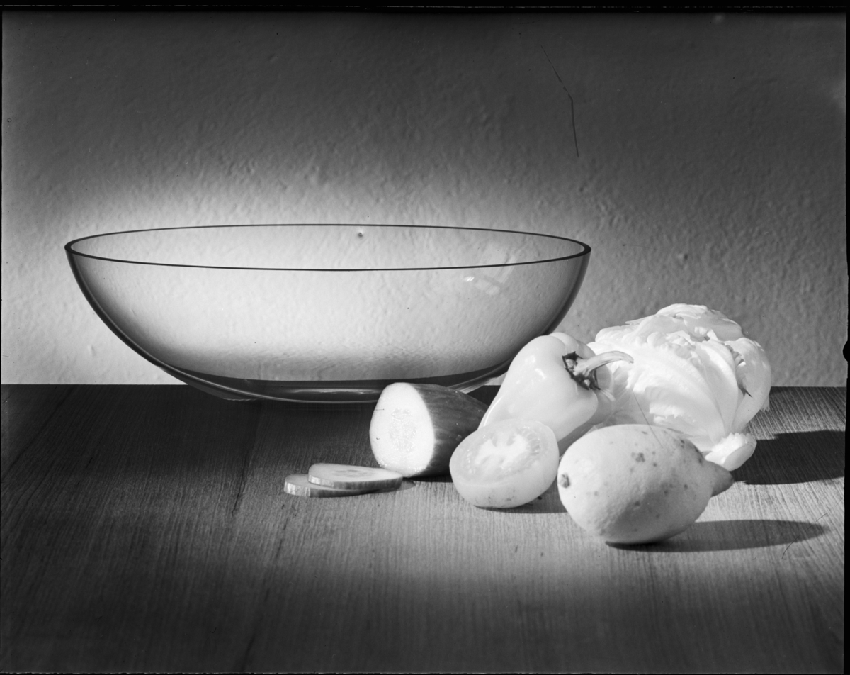 ORREFORSGLAS MED GRÖNSAKER, FRUKT, KEX, OST - ArkDes / DigitaltMuseum
