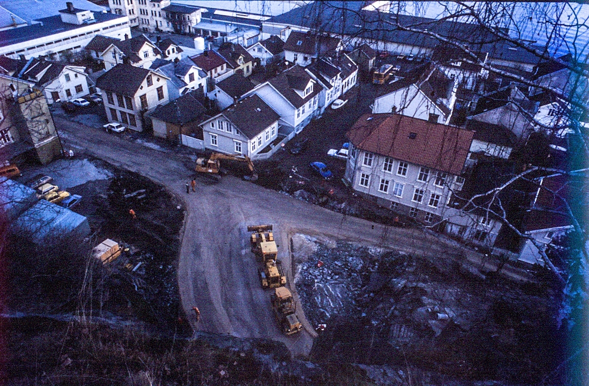 Husene på Stilnestangen. Veiarbeid i krysset. Tangen Verft. ca. 1980 ...
