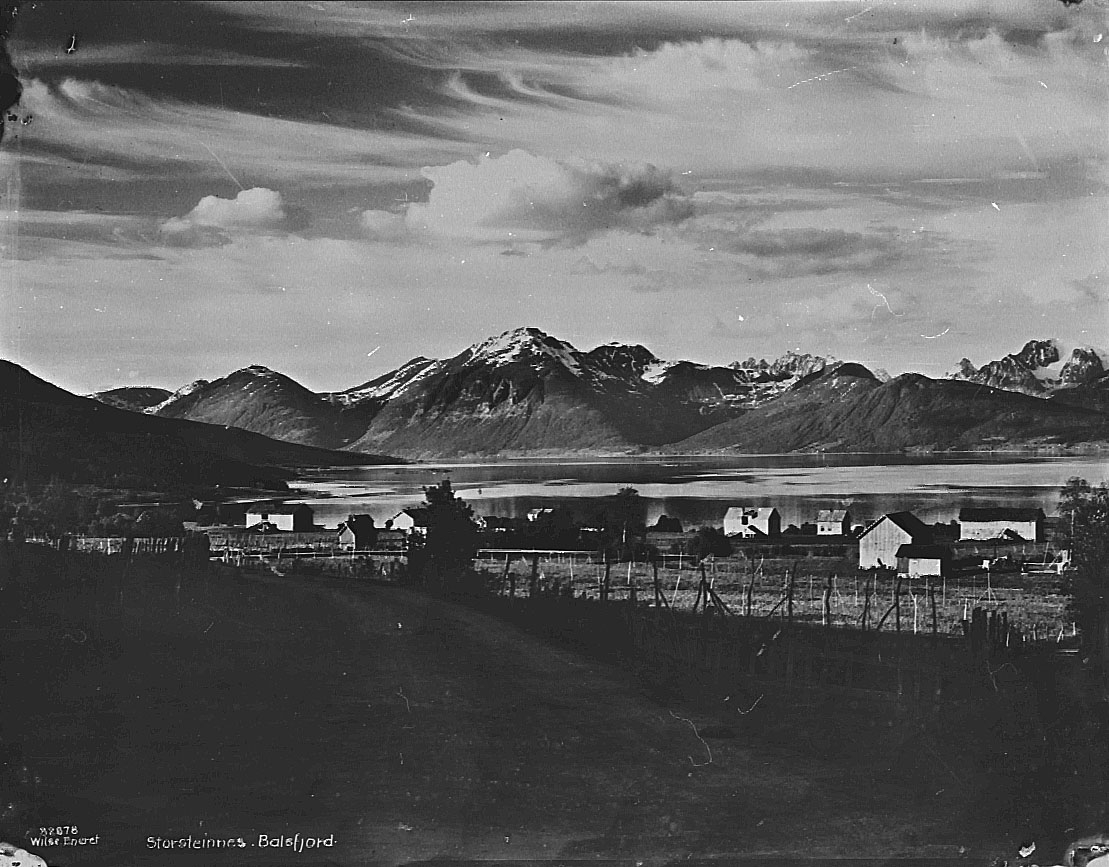 Landskap med bebyggelse, Storsteinnes - Midt-Troms Museum / DigitaltMuseum