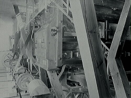 Interiör av en kvarn. Maskineri med remdrift. (Se även bilderna GB1A ...