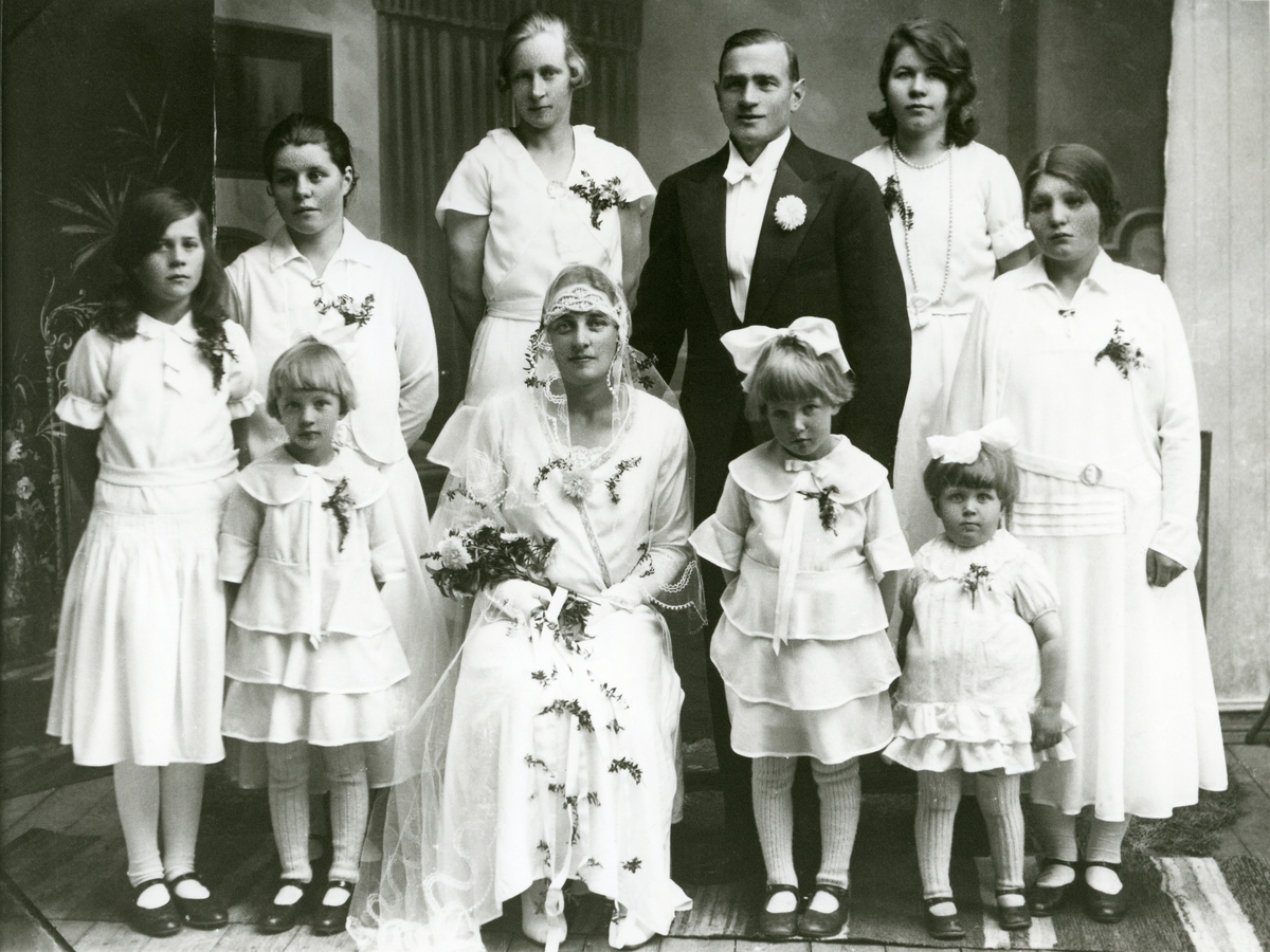 Bryllupet til Hilda og Einar Floden. 1. rekke fra venstre: Haldis ...