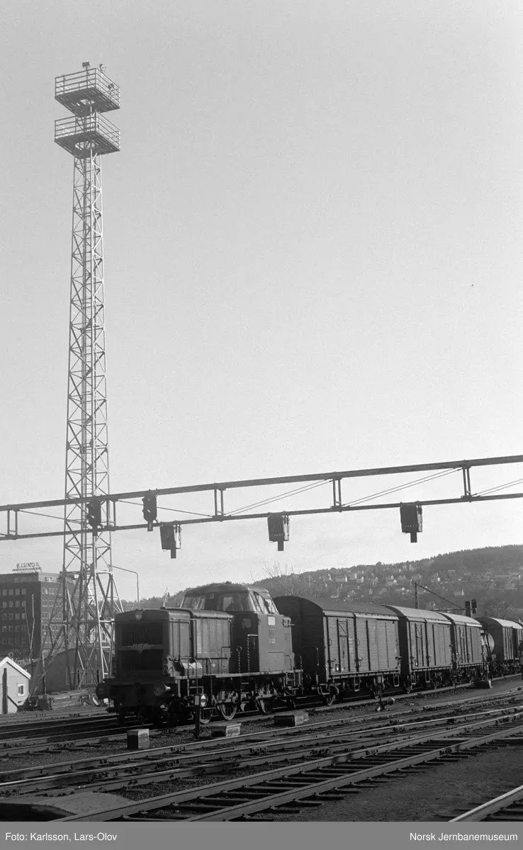 Diesellokomotiv Di 2 833 i skiftetjeneste på Trondheim stasjon - Norsk ...