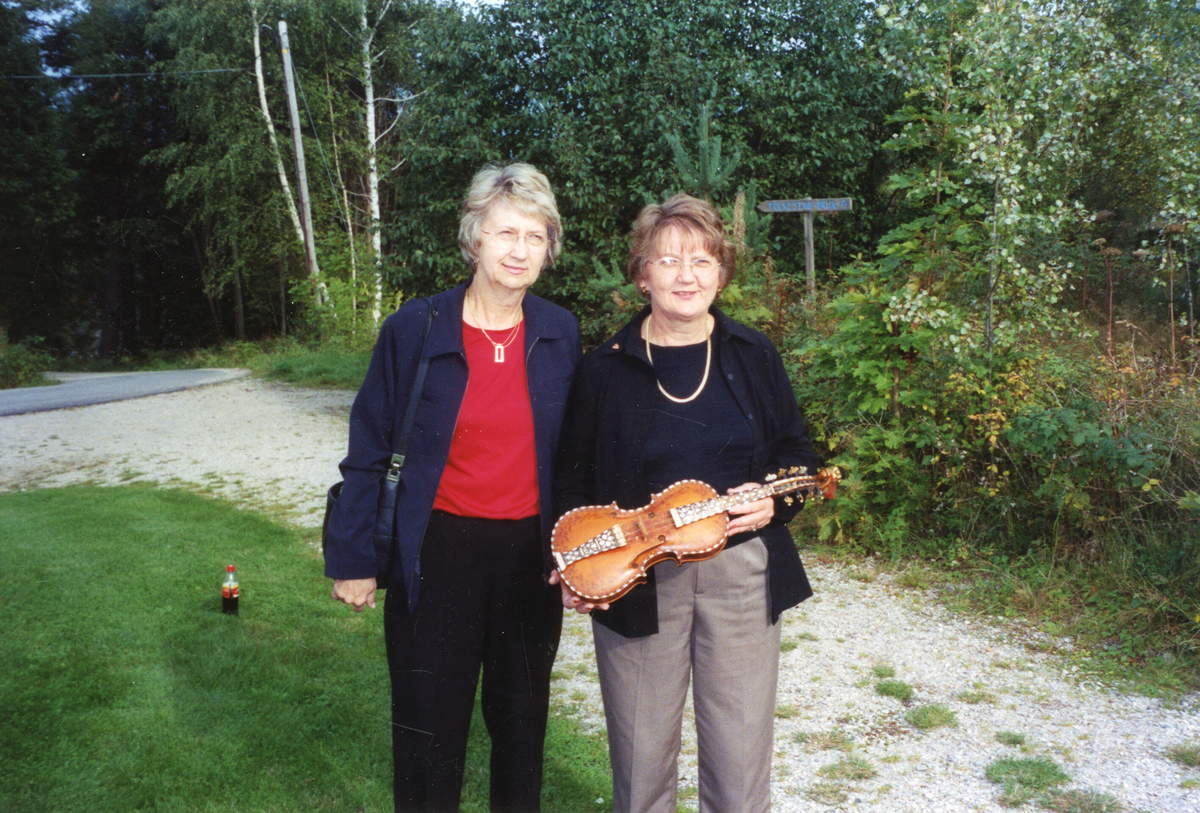 Vicki Helland Johnson og Sharon Helland Larson med fela som Solveig ...