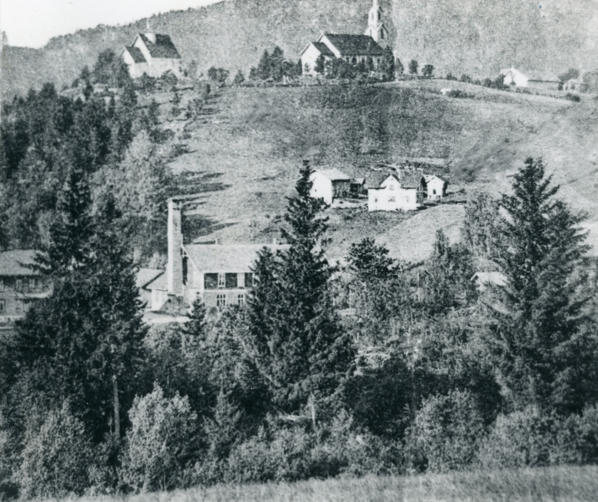 Gamalt bilde som viser Bø meieri, Helland og kyrkjene på Bøhaugen ...