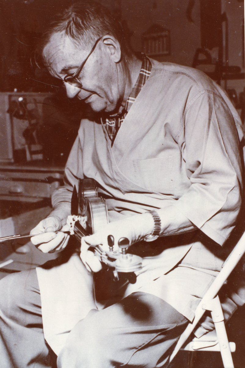 Gunnar G. Helland stemmer ein fiolin, rundt 1950. - Midt-Telemark ...
