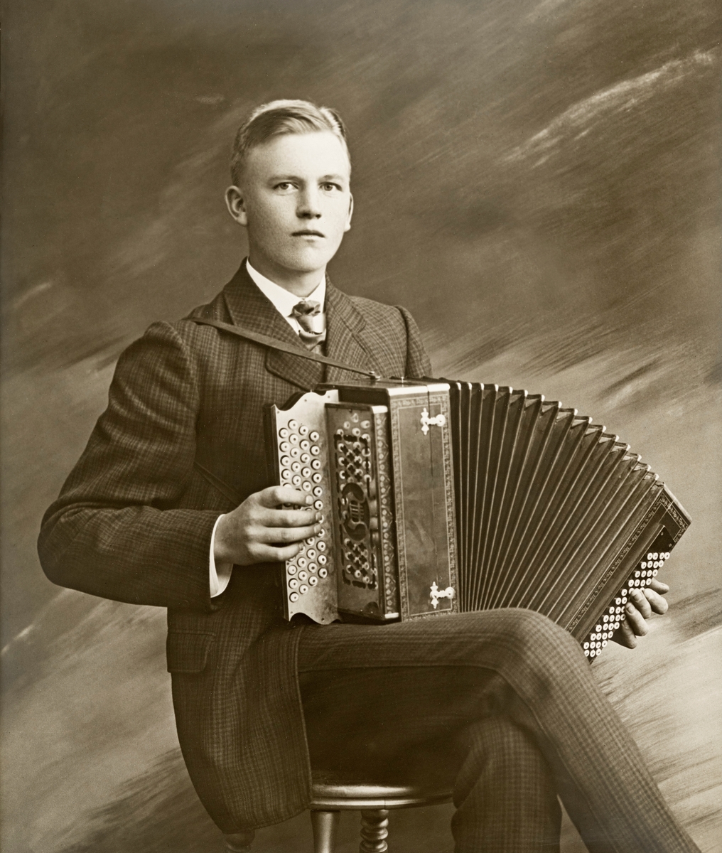 Portrett av trekkspilleren Johan Elsmo (1890-1941) fra Jømna i Elverum ...